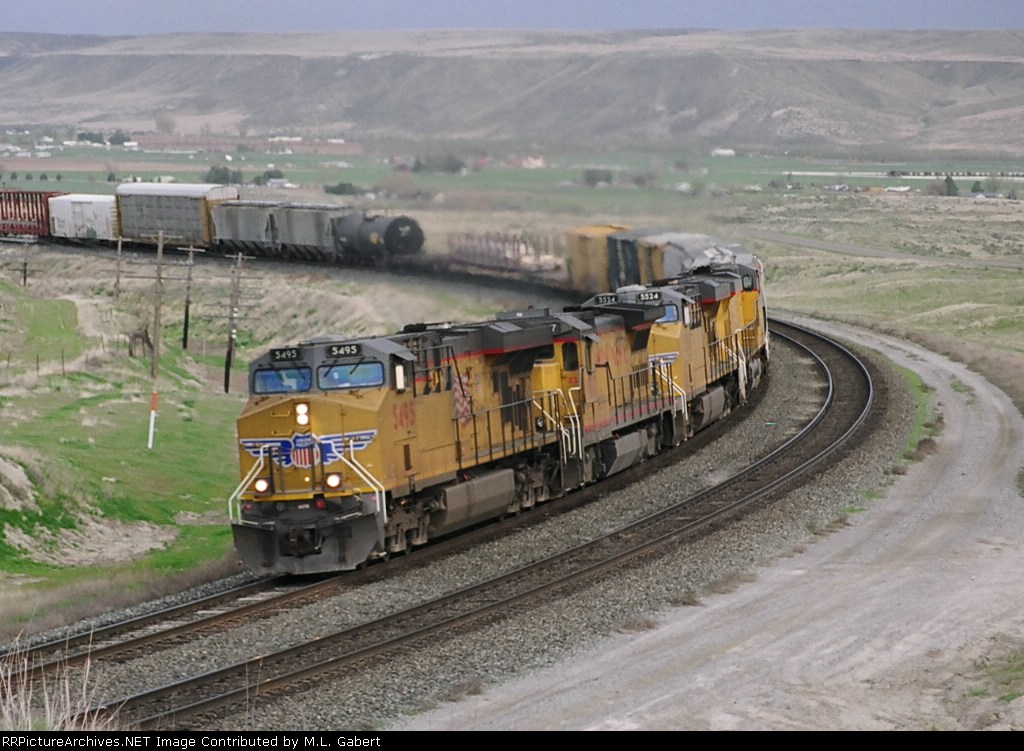 UP 5495 rounds the curve on Medbury Hill